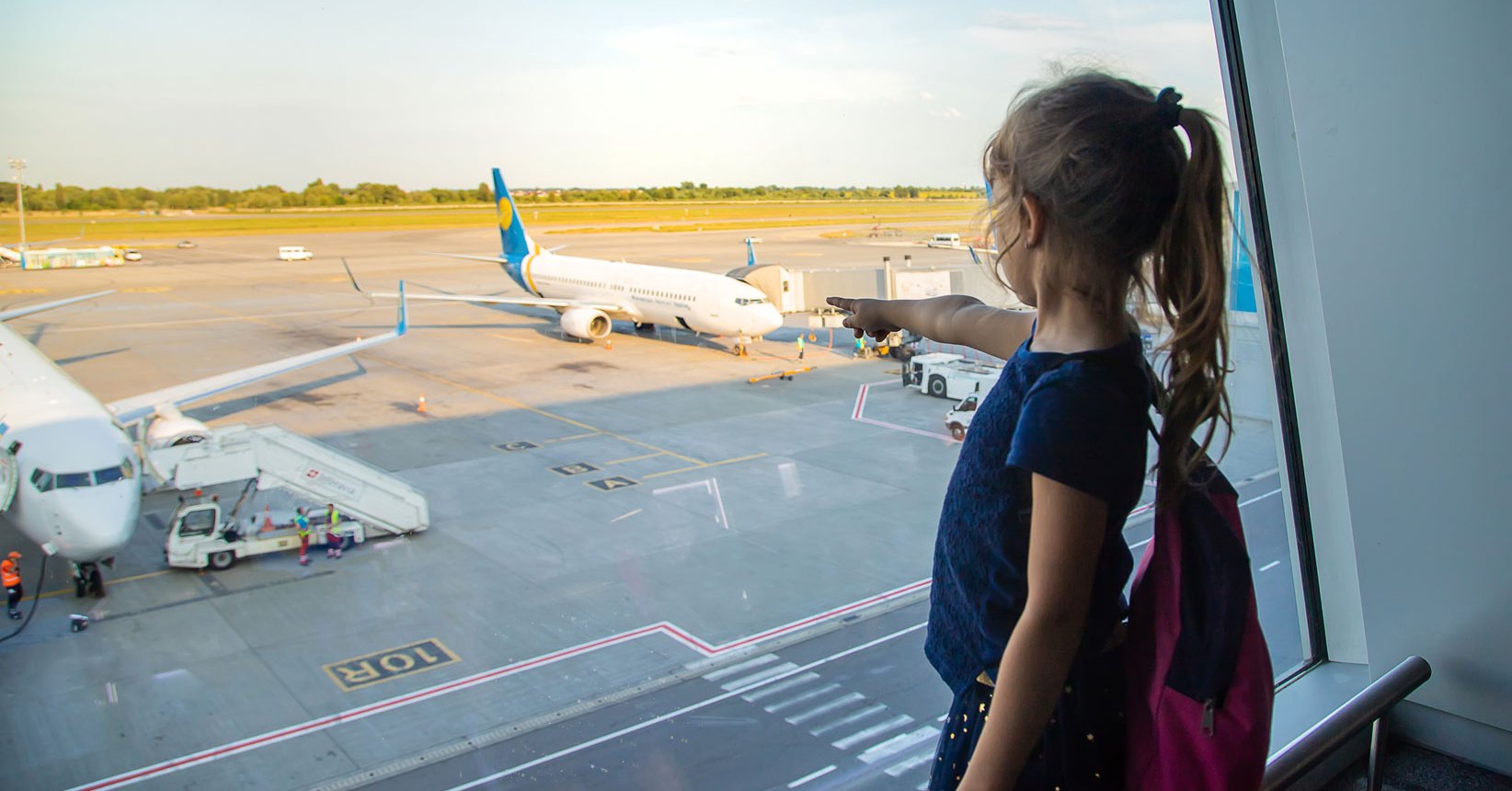 Voyager en avion avec un enfant : attention aux règles